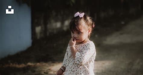 분홍색 활을 가진 어린 소녀 사진 Unsplash의 무료 초상 이미지