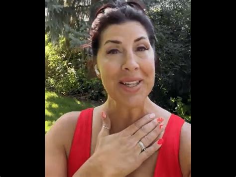 Woman Accidentally Swallows Airpod Mistaking It For Vitamin Pill Viral Video Viral Videos