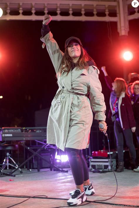 Amel Bent Nue Photos Biographie News De Stars Les Stars Nues