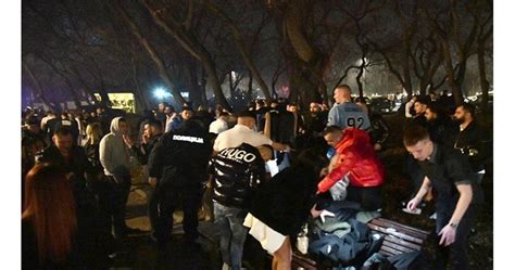 Популярен плаващ нощен клуб в Белград потъна по време на новогодишен купон Видео