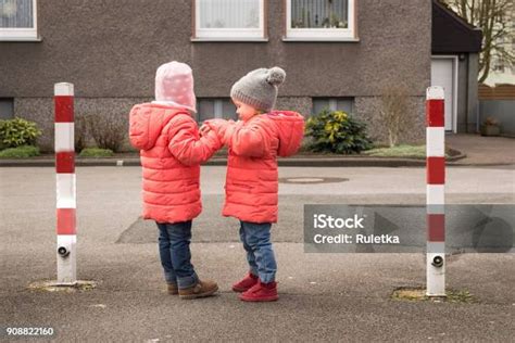 작은 아이 혼자 길가에 돌을가지고 노는 그는 반사 조끼와 포장도 노란 줄무늬에 의해 표시 된다 거리에 대한 스톡 사진 및 기타 이미지 Istock