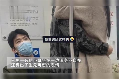 情侣在地铁上深情相拥一旁小哥表情把网友笑喷求心理阴影面积 网友 表情 深情