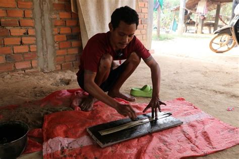 អតីតអ្នកបួសម្នាក់ រស់នៅតំបន់រមណីយដ្ឋានអង្គរ បង្រៀនយុវជនខ្មែរ ឱ្យចេះជំនាញចារសាស្ត្រាស្លឹករឹត