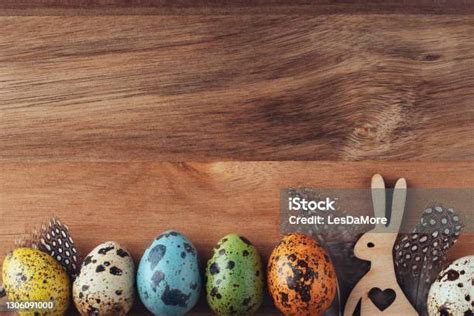 나무 토끼와 부활절 달걀 평평한 평지 상단 보기 복사 공간 부활절 개념 나무 배경에 축제 부활절 장식 복고풍 스타일의 밝은 배경 인사말 카드 목재 재료에 대한 스톡 사진 및