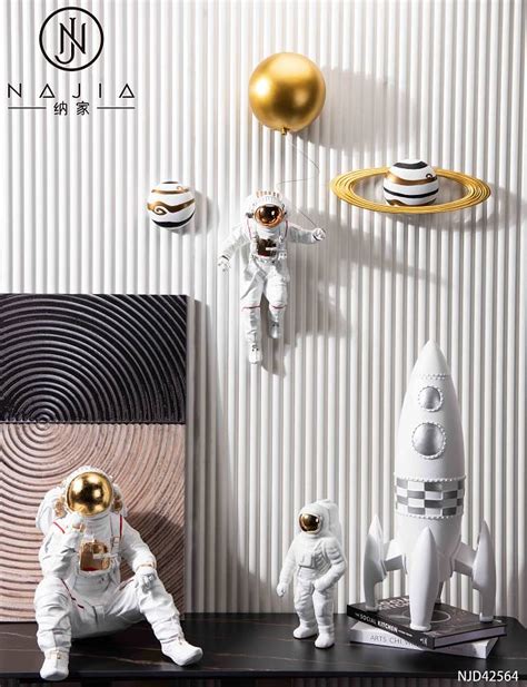 罗曼提北欧轻奢ins设计感创意宇航员火箭摆件花艺挂画装饰酒店样板房会所洽谈桌家居客厅茶几软装场景氛围图