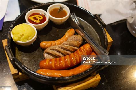 바베큐 소시지와 반찬 소스는 검은 돌 배경에 접시에 복사 공간 측면 보기가 있다 고기에 대한 스톡 사진 및 기타 이미지 고기 구이 굽기 Istock