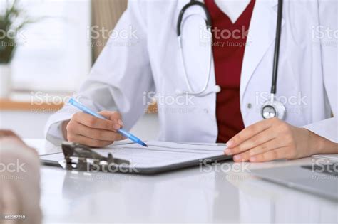 환자를 상담 하는 동안 응용 프로그램 양식을 작성 여성 의사의 클로즈업 건강관리와 의술에 대한 스톡 사진 및 기타 이미지 건강관리와 의술 노트북 무선 기술 Istock
