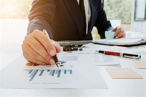 비즈니스 사람 투자 컨설턴트 회사 연례 재정 보고서 대차 대조표 문을 작업 분석 그래프 문서 비즈니스 시장 사무실 세금의 개념 그림 개념에 대한 스톡 사진 및 기타 이미지