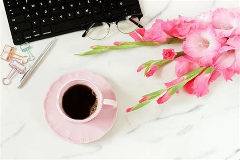 평평한 누워 여자의 사무실 책상 노트북과 여성 작업 영역 꽃 핑크 Gladioluses 액세서리 안경 대리석 책상 배경에 커피 한잔 0명에 대한 스톡 사진 및 기타 이미지