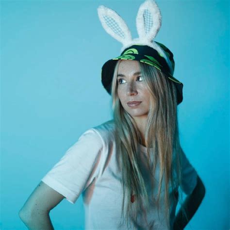 Dasha Uk · Artist Profile