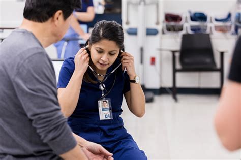 간호사는 남성 환자를 확인하기 전에 귀에 청진기 이어피스를 배치합니다 간호사에 대한 스톡 사진 및 기타 이미지 간호사 병원 건강 진단 Istock