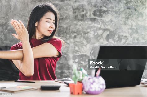 아시아 비즈니스 여자 스트레칭 팔 에 이완 근육 의 견갑골 에 사무실 책상 요가에 대한 스톡 사진 및 기타 이미지 요가 책상 건강한 생활방식 Istock