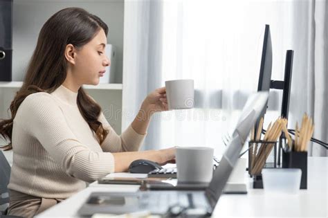Casual Outfit Businesswoman Working Desk While Holding Coffee Cup
