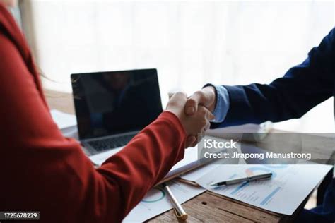 악수 계약 거래 및 악수와의 만남의 비즈니스 파트너십 네트워킹 채용 및 온보딩 협업의 전문적인 협상 및 프로젝트 축하 악수에 대한 스톡 사진 및 기타 이미지 Istock