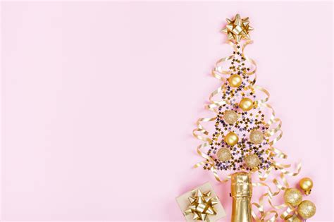 샴페인 색종이 스타와 뱀 핑크 축제 배경 평면도에 선물 상자 크리스마스 창조적인 전나무 나무 샴페인 와인에 대한 스톡 사진 및 기타 이미지 Istock