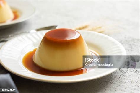 화이트 소박한 테이블에 접시에 캐러멜 소스를 곁들인 크림 캐러멜 푸딩 캐러멜 크림에 대한 스톡 사진 및 기타 이미지 캐러멜