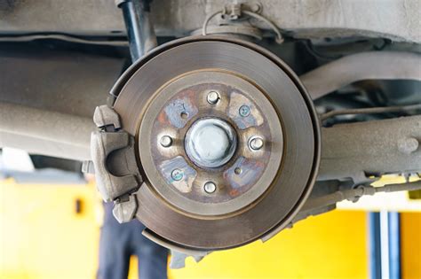 근접 촬영의 수리 새 타이어 교체 과정에 대 한 차량의 디스크 브레이크 자동차 브레이크 차고에서 수리 강철에 대한 스톡 사진 및 기타 이미지 Istock