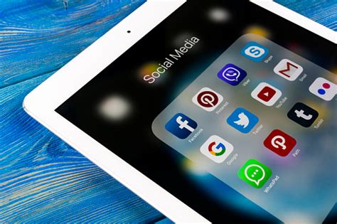 소셜 미디어 페이 스 북 인 스타 그램 트위터 Snapchat 응용 프로그램 화면에 아이콘으로 사무실 책상에는 애플 Ipad 태블릿 컴퓨터 라이프 스타일입니다 소셜 미디어