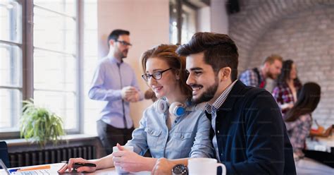 사무실에서 함께 프로젝트를 진행하는 비즈니스 동료와 건축가 사진 Unsplash의 기업가 이미지