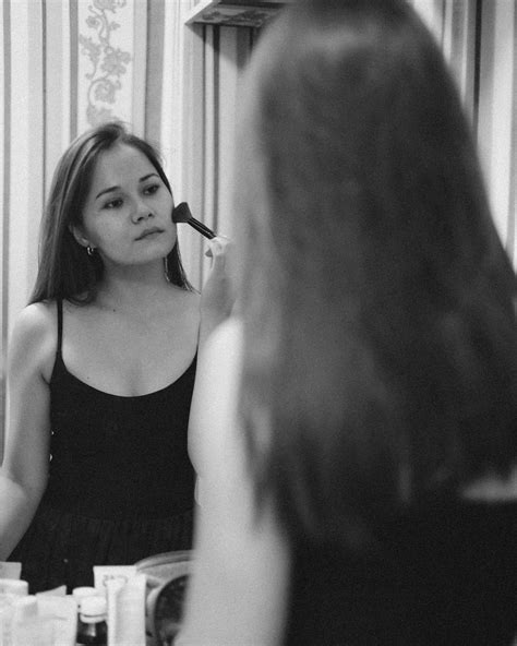 выбирая между домом и студией я предпочитаю дом человек который стесняется камеры не знает