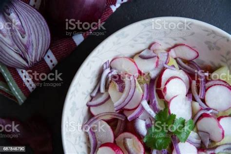 건강 한 샐러드와 신선한 익은 여름 야채 토마토 오이 검은 돌에 무 슬레이트 배경 0명에 대한 스톡 사진 및 기타 이미지 0명 건강한 생활방식 건강한 식생활 Istock