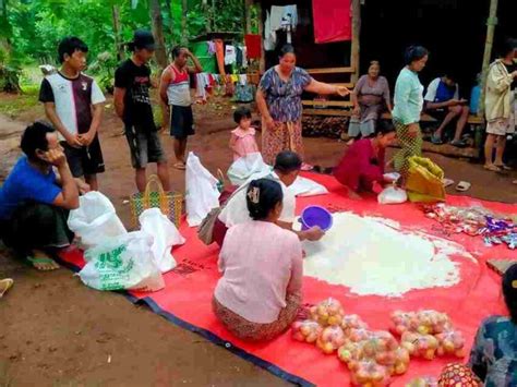 ဒီးမော့ဆိုမြို့နယ်ရှိ စစ်ဘေးရှောင် ပြည်သူများကို ဆန်၊ ဆီနှင့် စားသောက်ကုန်များ လှူဒါန်း Khit