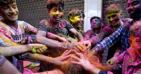 홀리 축제에 진심인 인도 어린이들