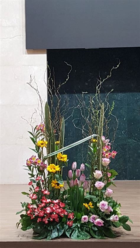 부활절 제단 장식에 있는 Meelee Cho님의 핀 큰 꽃꽂이 장례식 꽃 꽃꽂이 작품