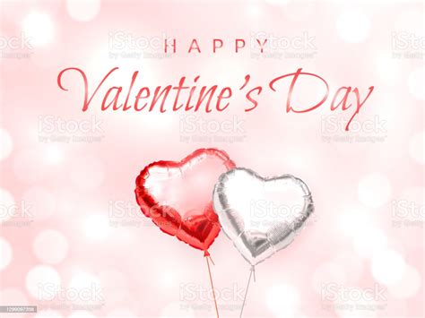 해피 발렌타인 데이 부부는 흐린 보케 빛 배경에 축하 텍스트 해피 발렌타인 데이와 실버와 빨간 호일에서 헬륨 풍선을 형성했다 사실적인 팽창 풍선 고풍스런에 대한 스톡 벡터