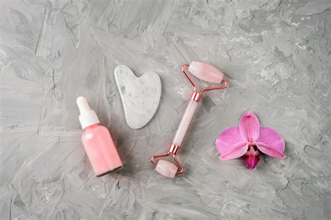 혈청 병 얼굴 롤러 Gua Sha 돌과 회색 배경에 분홍색 난초 스킨 케어 뷰티 루틴 컨셉 평면도 평평한 위치 0명에 대한 스톡 사진 및 기타 이미지 Istock