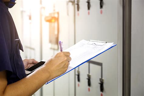 기술자가 제어판에서 데이터 전압 또는 전류를 기록하고 있습니다 남자에 대한 스톡 사진 및 기타 이미지 남자 장비 전기 연료 및 전력 생산 Istock