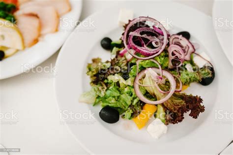 흰 접시에 있는 미식가 샐러드 치즈 양상추의 조각 흰색 테이블에 흰색 접시입니다 음식 홀리데이 평평한 누워 평면도 0명에 대한 스톡 사진 및 기타 이미지 Istock