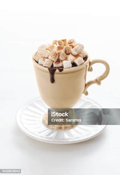 하얀 테이블에 마시멜로와 계피가 들어간 핫 초콜릿 컵 전통 겨울 달콤한 음료 가을에 대한 스톡 사진 및 기타 이미지 가을 가정 생활 겨울 Istock