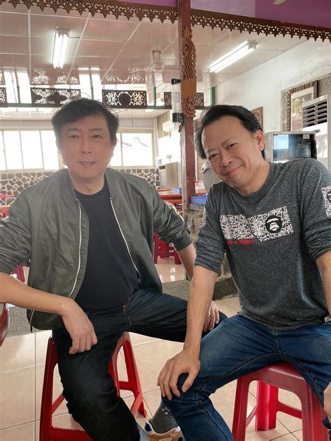 高地髮舍 312 吃午餐的時候 我看著一個剛走進店門的客人跟老爺說 「那個人長得好像你小舅舅喔」 老爺轉頭一看 「小舅你怎麼在這邊😱