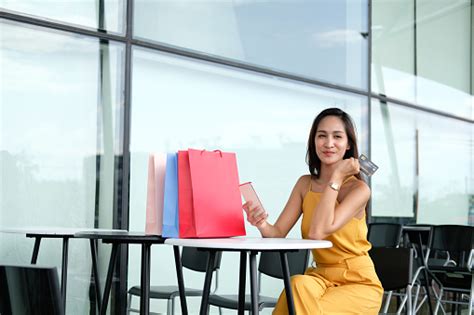 테이블에 쇼핑 백온라인 결제를위한 모바일 스마트 폰 및 신용 카드를 들고 여자 소비주의 라이프스타일 컨셉 사람들에 대한 스톡 사진 및 기타 이미지 Istock