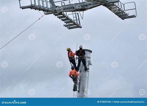 Tre Assemblatori Battentesi Sotto Lelicottero Immagine Editoriale
