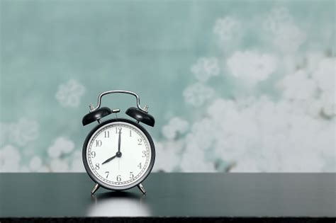 테이블에 알람 시계가 있는 시계 오늘의 모드 일정 무료 및 작업 시간 2 위 상 종류에 대한 스톡 사진 및 기타 이미지 2 위 상 종류 검은색 계산기 Istock