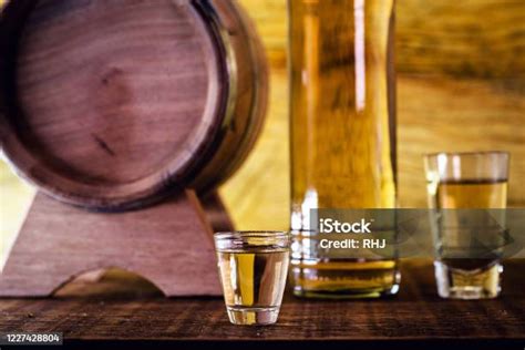 소박한 환경에서 카차카 의 유리 사탕수수에서 브라질 음료 카차사 또는 핑가 소박한 바 설정 브라질 여전히 건강관리와 의술에 대한 스톡 사진 및 기타 이미지 Istock