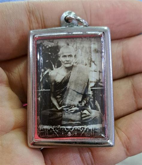 ล็อกเก็ตรูปถ่ายหลวงปู่มั่น นั่งเต็มองค์รูปขาวดำดูเข้มขลัง ด้านหลังมวลสารว่าน108และติดตะกรุด Ennxo