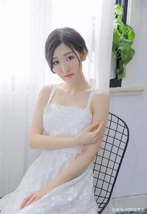 平面模特沈梦瑶身穿白色吊带纱裙展现朦胧美带点娇媚与柔情 搜狐大视野 搜狐新闻