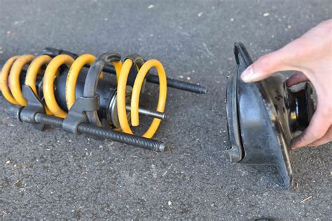 Rear Strut Disassembly VE Commodore AutoInstruct