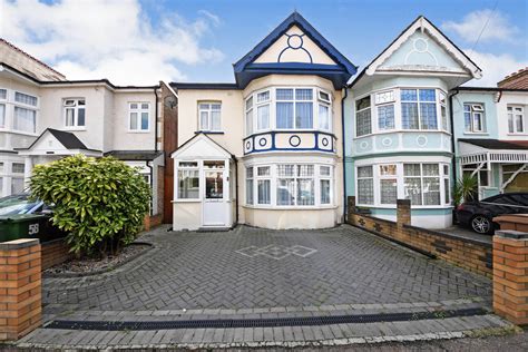 4 Bedroom End Of Terrace House For Sale In Higham Station Avenue London E4 9az