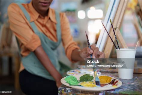 대학 강의실의 미술 스튜디오에서 그림을 그리는 아름다운 미국 아프리카 예술가 2에 대한 스톡 사진 및 기타 이미지 2 Fashion Palette 게임의 밤 레저