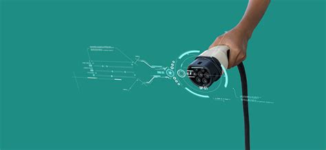 녹색 배경에 전기 배터리를 충전하는 손을 잡습니다 전기 자동차 Ev 자동차에 전원을 충전하는 전원 케이블 플러그인 자동차 주유소 연결 전원 케이블 대안 지속 가능한 에코