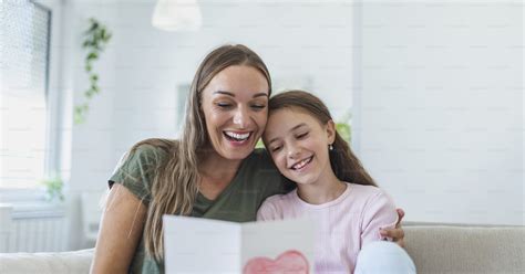 해피 어머니의 날 어린 딸은 엄마를 축하하고 엽서를줍니다 엄마와 소녀는 웃고 껴안고 있다 가족 휴가와 공생 사진 Unsplash의 세르비아 이미지