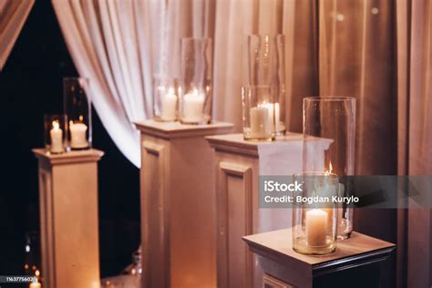 유리 랜턴과 아치의 촛불 정원에서 저녁 결혼식을위한 세련된 결혼식 장식 빛을 닫습니다 사랑 축하를위한 아름다운 낭만적 인 장소 결혼 의식에 대한 스톡 사진 및 기타 이미지