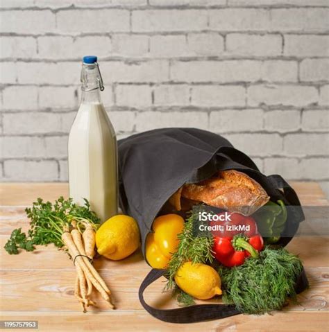 제로 폐기물 음식 쇼핑 토트 환경 친화적 인 평평한 평신도에 과일과 야채와 에코 천연 가방 지속 가능한 라이프 스타일 개념 0에