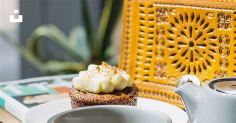 흑백 세라믹 컵과 접시 사진 Unsplash의 무료 컵 이미지