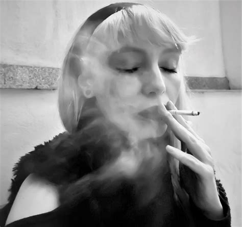 Să începem Săptămâna Poetic Un Poem De Gabriela Ilie O Mie De Semne