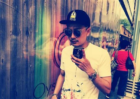 黃宗澤小鬍子亮相，一身休閒變兼職裝修工人，這麼帥的工人哪裡找 每日頭條